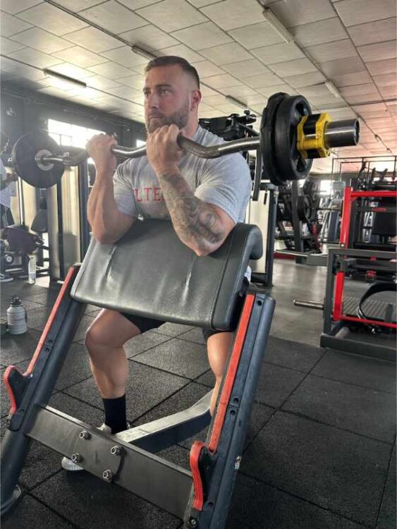 ᐈ Cómo Hacer Curl de Biceps en Banco Scott con Barra Z【⚡️】Vídeo + Guía