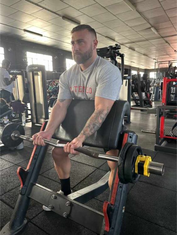 ᐈ Cómo Hacer Curl de Biceps en Banco Scott con Barra Z【⚡️】Vídeo + Guía