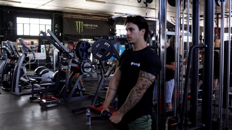 ᐈ Elevaciones Frontales con Disco 【⚡️】 Vídeo + Guía