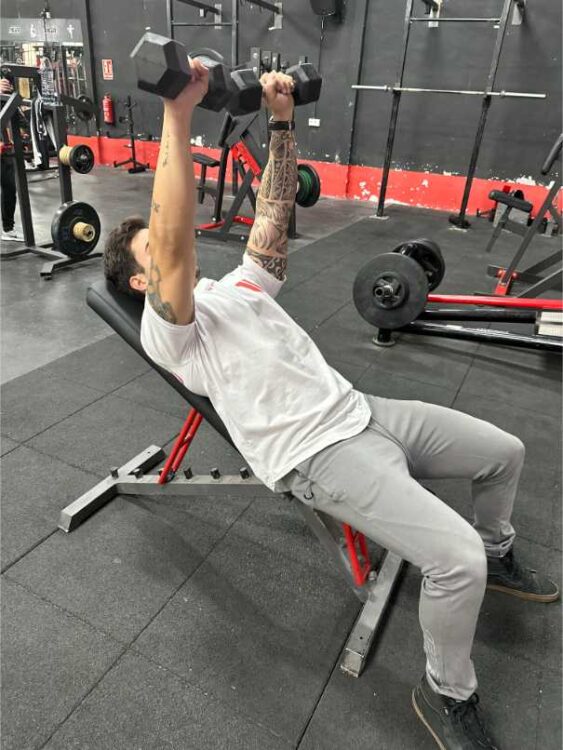 ᐈ Cómo hacer el Press con Mancuernas en Banco Inclinado【⚡️】Vídeo + Guía