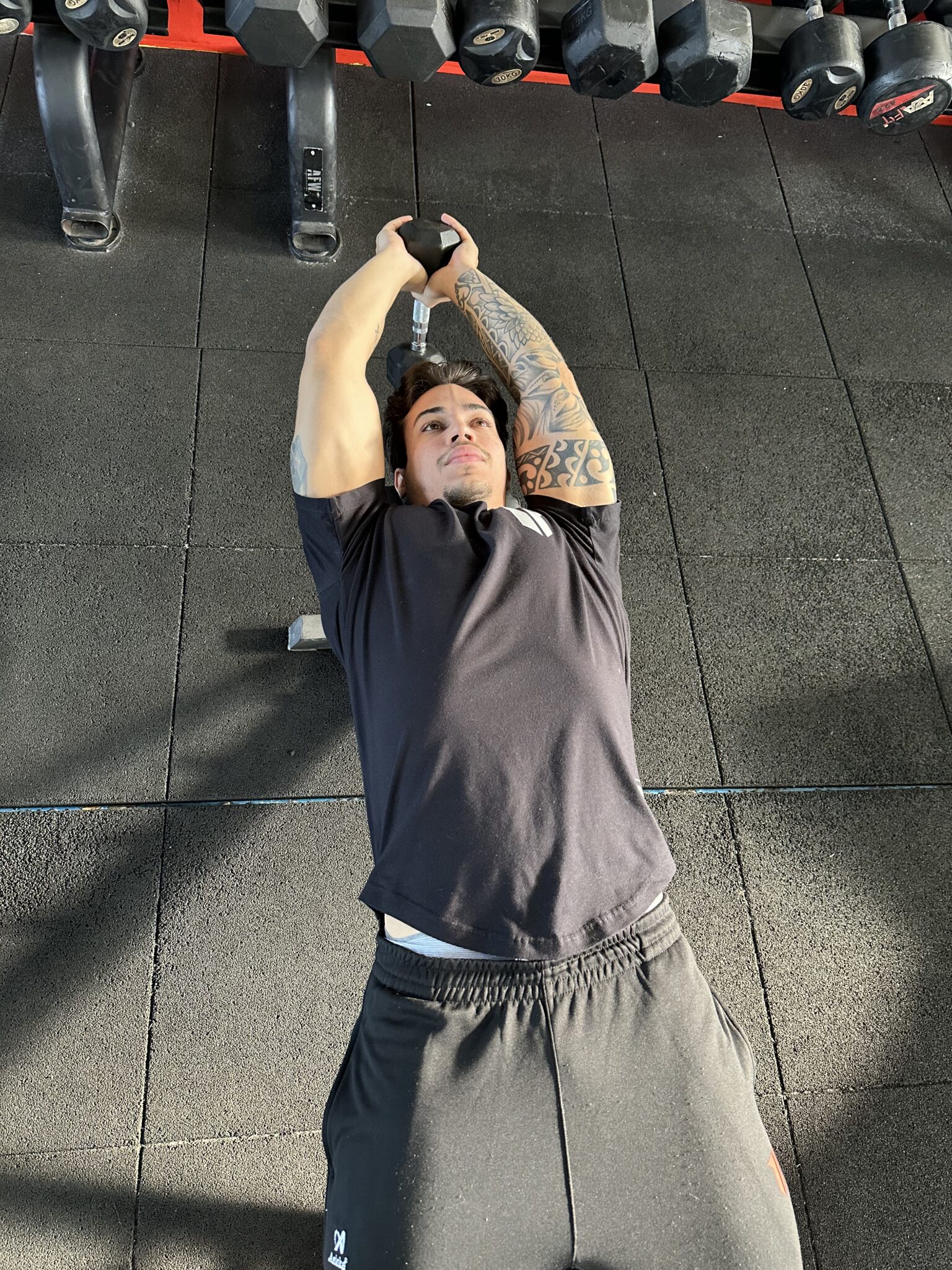 ᐈ Cómo hacer el Pull-over con Mancuerna en Banco Plano【⚡️】Vídeo + Guía